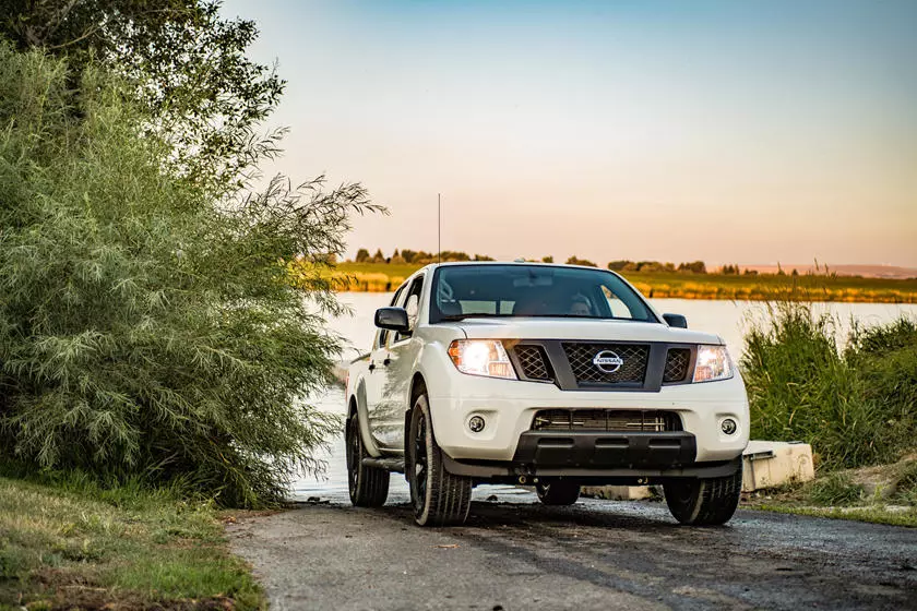 Nhìn từ phía trước Nissan Frontier 2012-2020