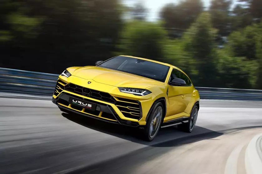 2019-2021 Lamborghini Urus edestä ajoa