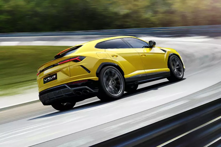 Lamborghini Urus 2019-2021 вид сзади за рулем