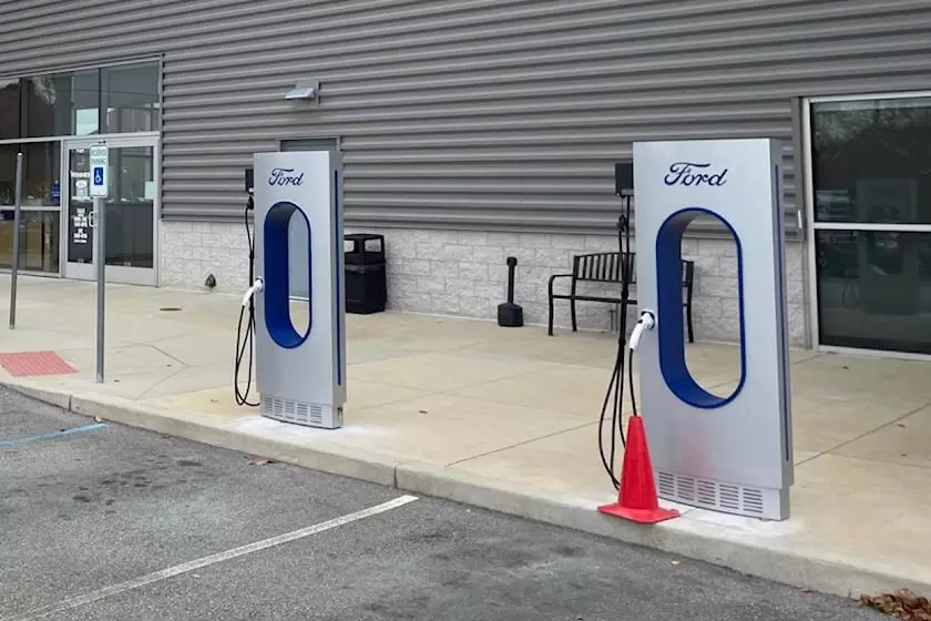 Ford copie de manière flagrante les stations de superchargeur Tesla 41553_1