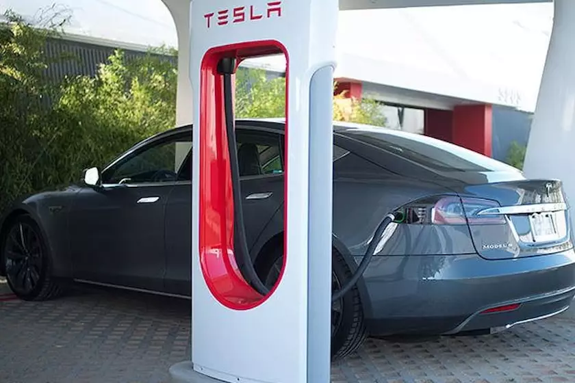 Ford-ek Tesla Supercharger geltokiak erabat kopiatzen ditu 41553_2