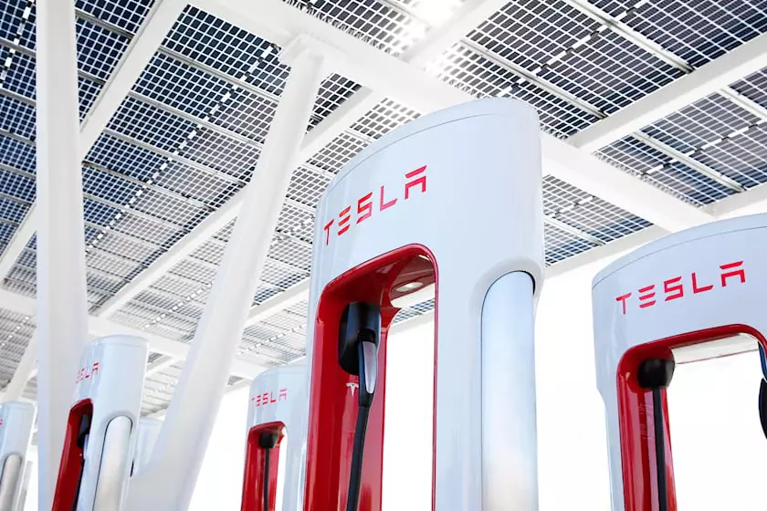 Ford kopéiert Blatant Tesla Supercharger Statiounen 41553_3