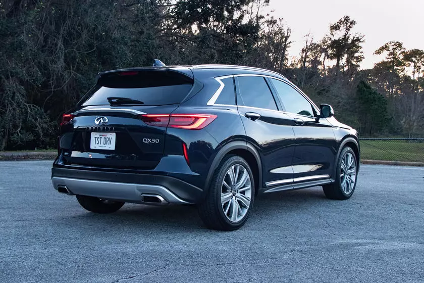 Vista de ángulo traseiro Infiniti QX50 2019-2021