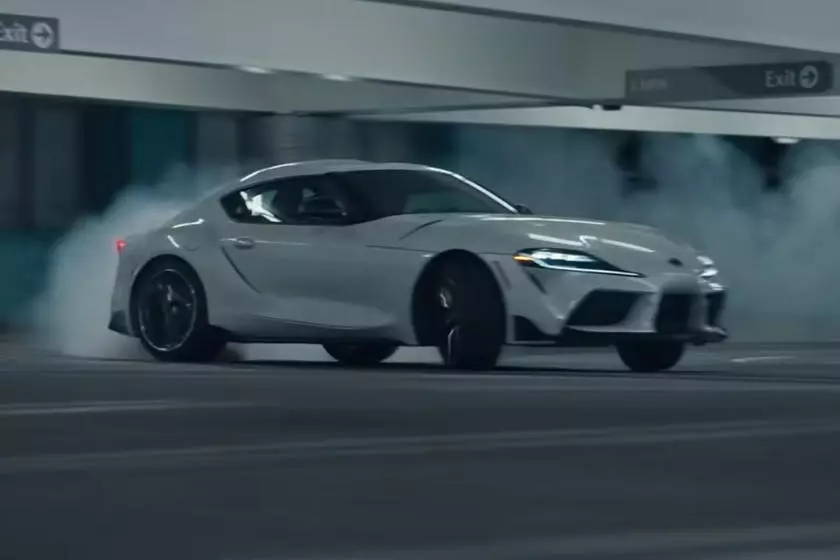 Podívejte se, jak Toyota GR Supra předvádí impozantní skok ve veselé reklamě 41872_1