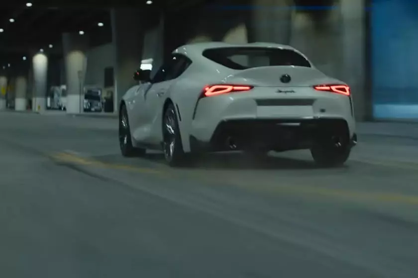 Toyota GR Supra හාස්‍යජනක වාණිජ්‍යයේ එපික් ජම්ප් එකක් නරඹන්න 41872_2