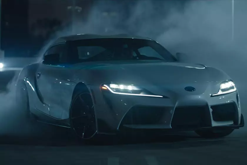 Podívejte se, jak Toyota GR Supra předvádí impozantní skok ve veselé reklamě 41872_3