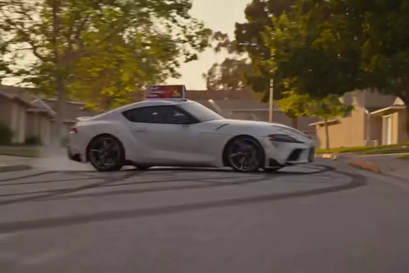 Sehen Sie, wie der Toyota GR Supra in einem urkomischen Werbespot einen epischen Sprung vollführt 41872_6