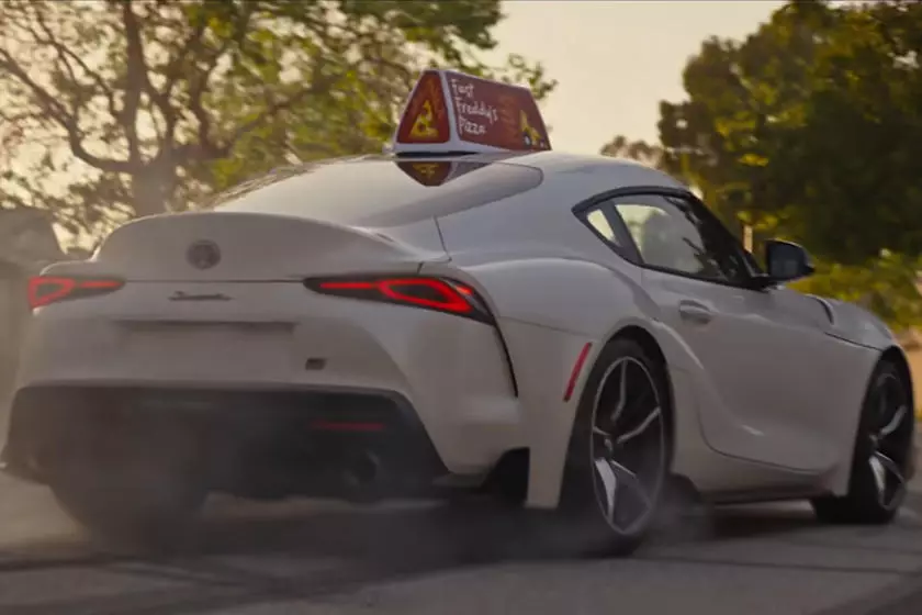 Podívejte se, jak Toyota GR Supra předvádí impozantní skok ve veselé reklamě 41872_7