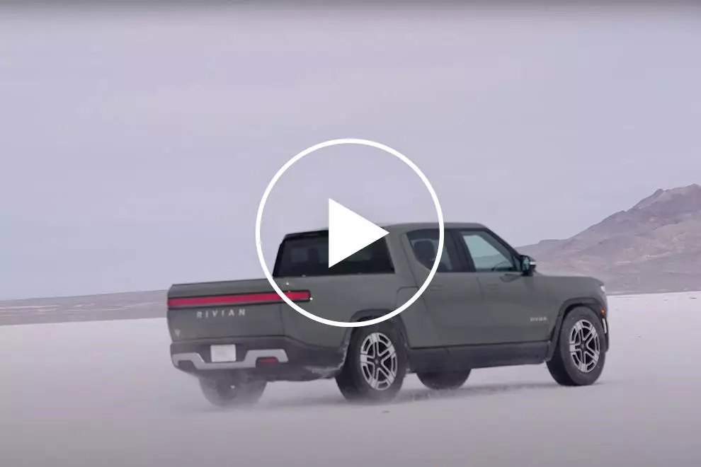 Rivian R1T novinho em folha vai para uma corrida de velocidade máxima em Bonneville