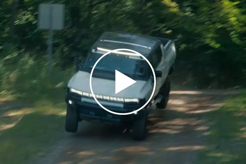 Assista ao GMC Hummer EV de 9.000 libras realizar um salto fora de estrada heróico