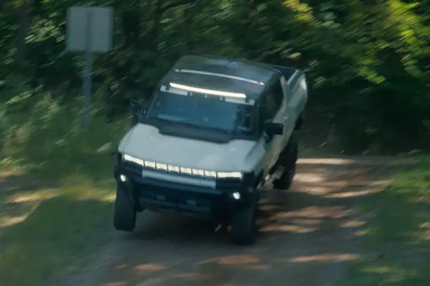 Kuckt 9.000 Pound GMC Hummer EV Leeschtung Heroic Off-Road Jump 4197_2