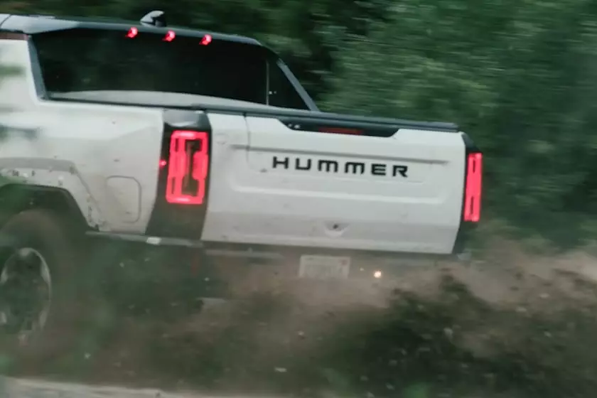 Mira un GMC Hummer EV de 9.000 libras realizar un salto todoterreo heroico 4197_7