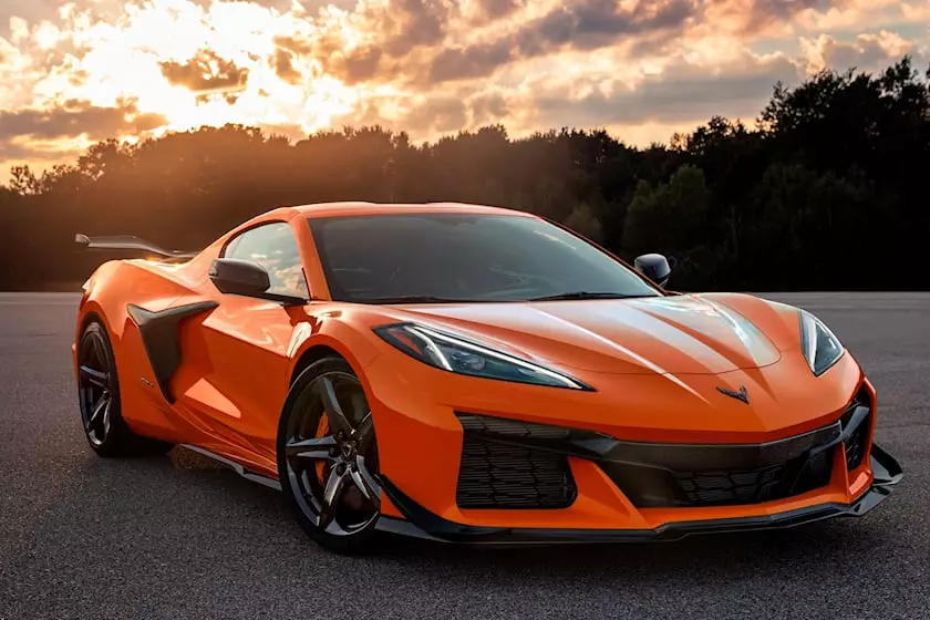 2023 Chevrolet Corvette Z06 Kẹkẹ ẹlẹsẹ mẹrin Front Angle Wo