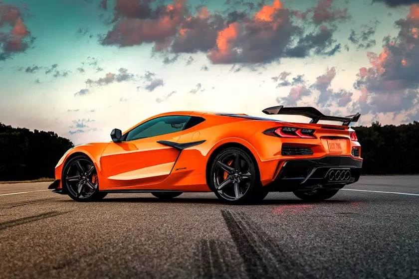 Pandangan Sudut Belakang Chevrolet Corvette Z06 Coupe 2023