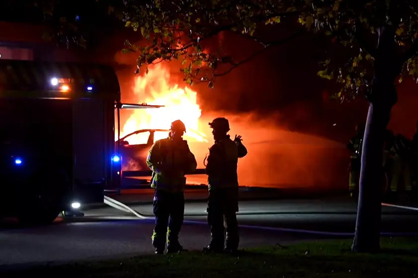 Els sospitosos incendis incendiats van incendiar els vehicles Tesla 42170_6