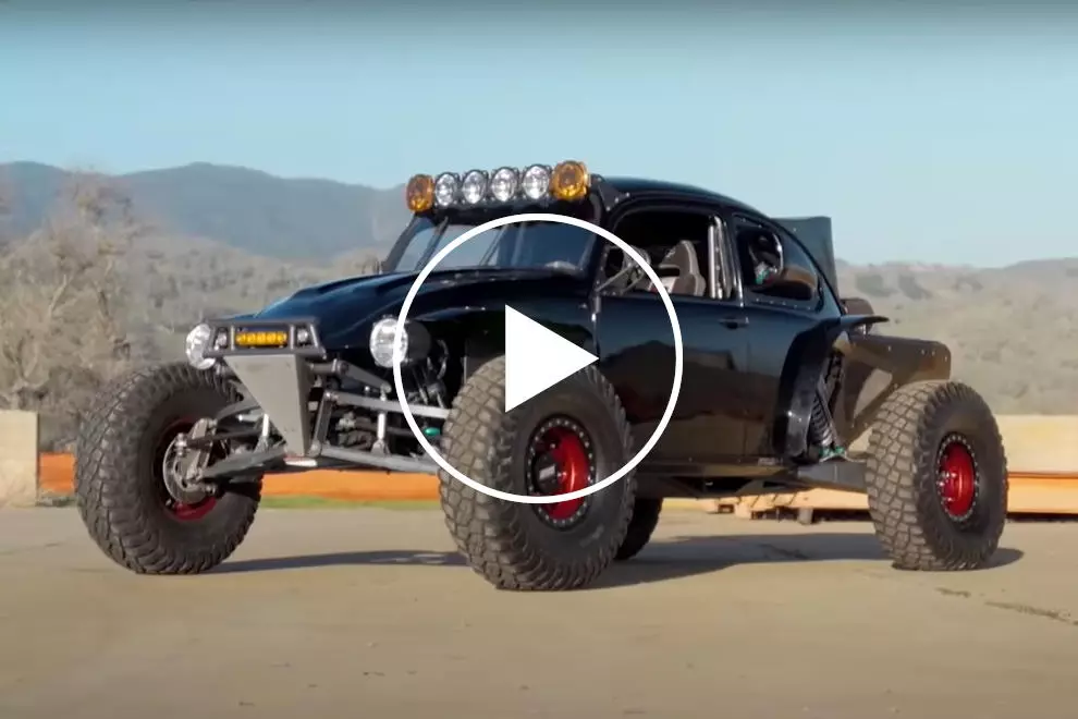 Fa Eya: C8 Corvette Vs. 850-HP Baja Bug Se Way Sunmọ Ju a Oreti