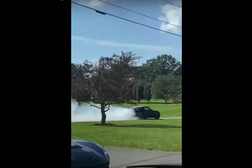 Li Ford Mustang Burnout Straight Into An Electric Pylon temaşe bikin 42285_1