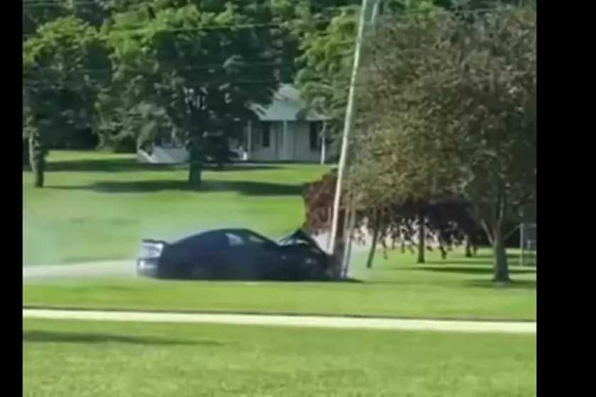 Παρακολουθήστε μια Ford Mustang Burnout Straight Into An Electric Pylon 42285_3