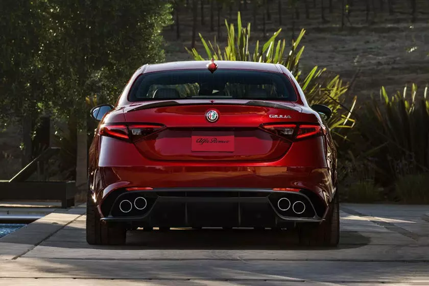 Vista traseira Alfa Romeo Giulia Quadrifoglio 2017-2022