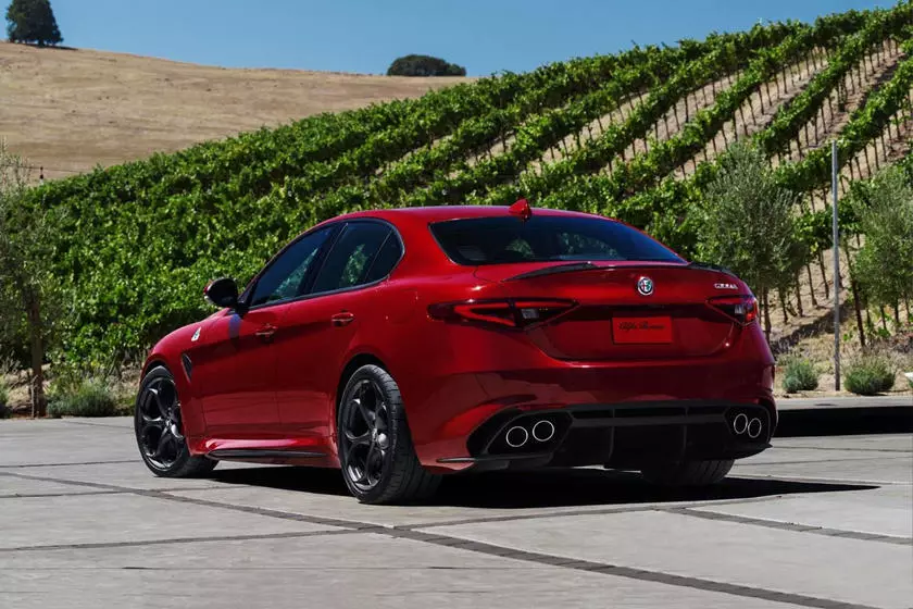 Vista traseira Alfa Romeo Giulia Quadrifoglio 2017-2022