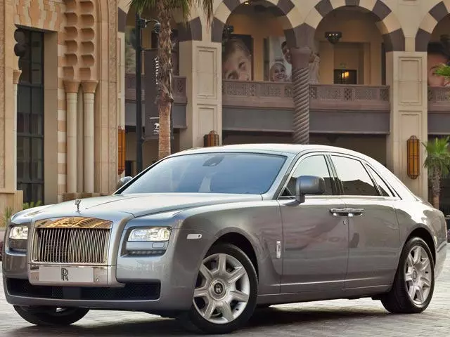 2011: Afọ ndekọ maka Rolls-Royce na otu dị mma maka Bentley 42428_1