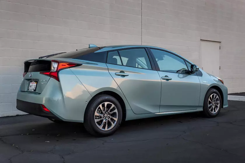 Stražnji kutni pogled Toyota Prius 2019-2021