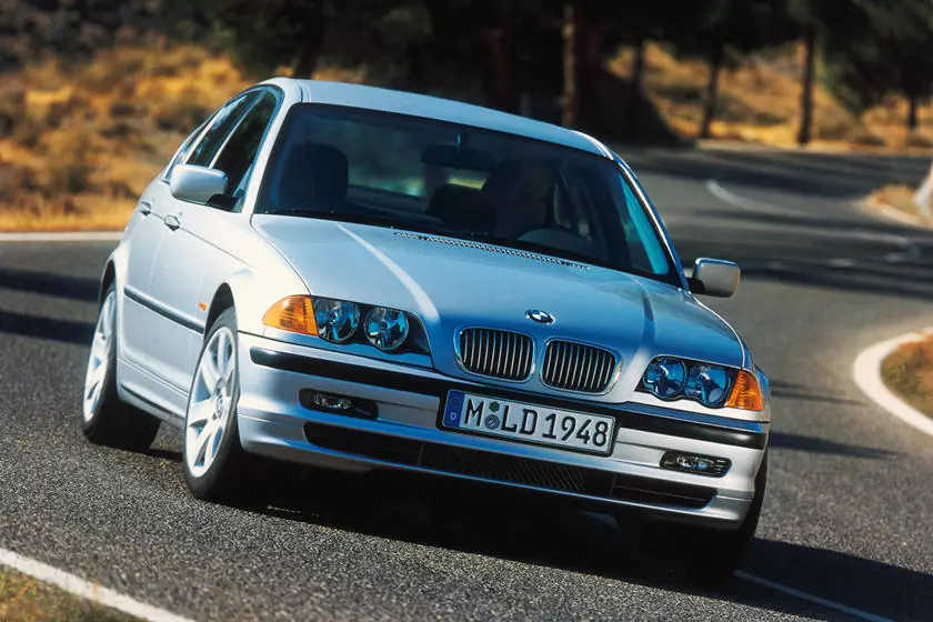 1999-2001 BMW 3 Series Sedan Driving Front Angle