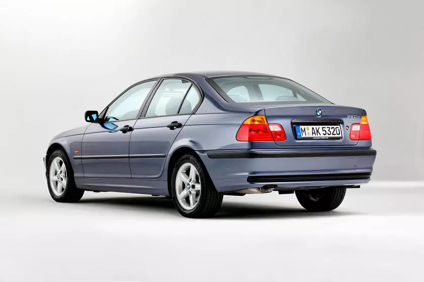 1999-2001 BMW 3 serijos sedanas vaizdas iš galinio kampo