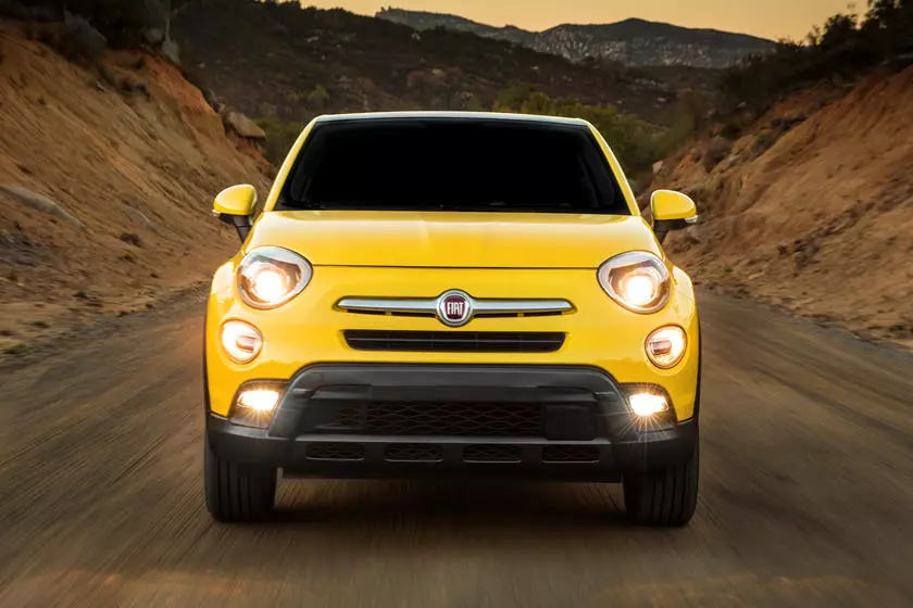 2016-2020 FIAT 500X ক্রসওভার ফ্রন্ট ভিউ ড্রাইভিং