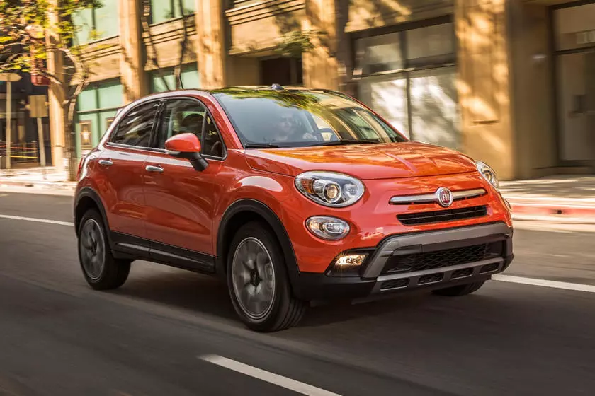 2016-2020 FIAT 500X ক্রসওভার ফ্রন্ট ভিউ ড্রাইভিং