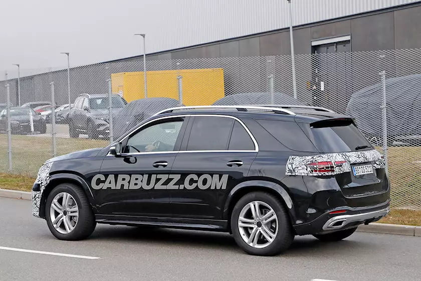 Mercedes GLE 2022 je videti pripravljen na boj z BMW X5 42503_5