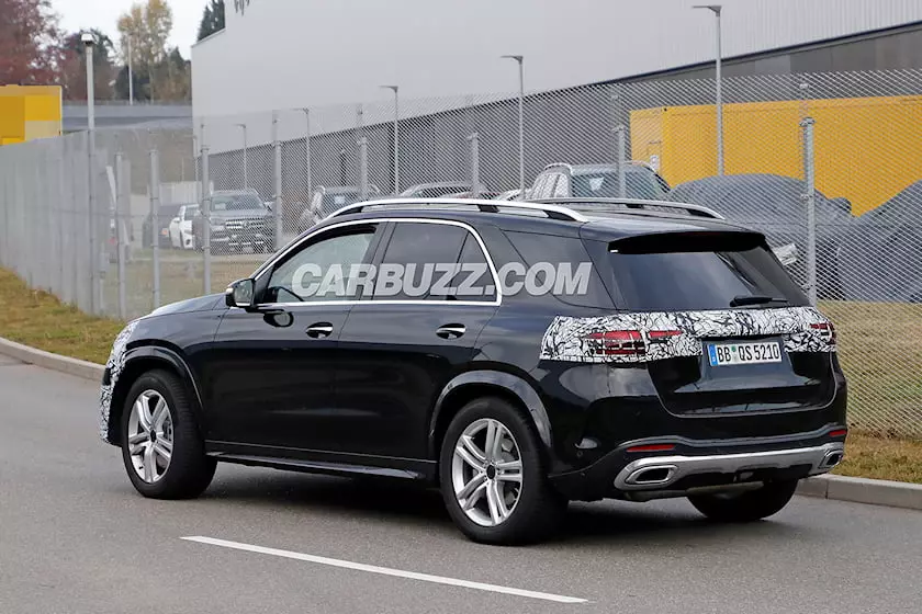 Mercedes GLE 2022 года выглядае гатовым да барацьбы з BMW X5 42503_6