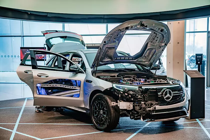 Mercedes စနစ်အသစ်သည် အရေးပေါ်အခြေအနေများတွင် တာယာများကို ပျော့ပျောင်းစေပါသည်။ 42515_5