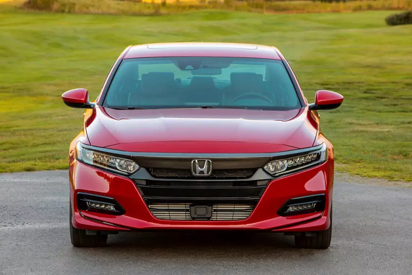 Vista frontal del Honda Accord Sedan 2018-2020