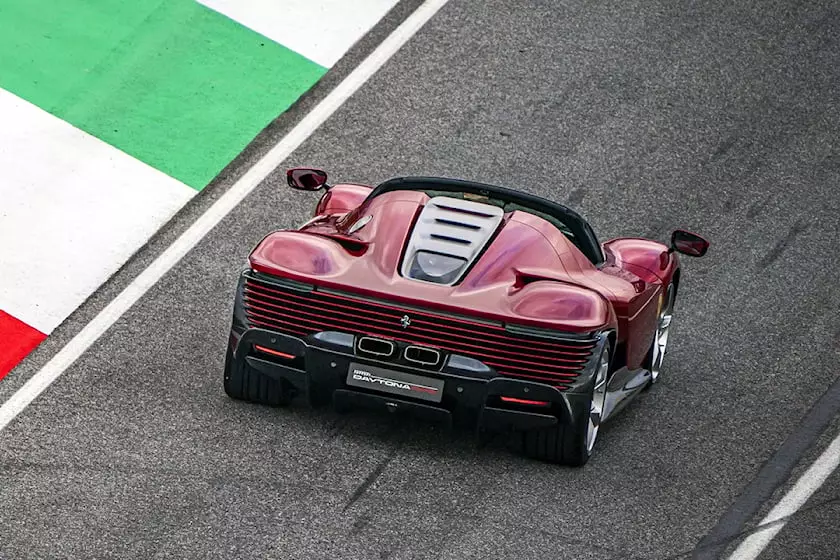 Ferrari Daytona SP3 ҳамчун шарафи таърихии 830-HP ба ғалабаи таърихии Дейтона дар солҳои 1960 муаррифӣ шуд 42626_17