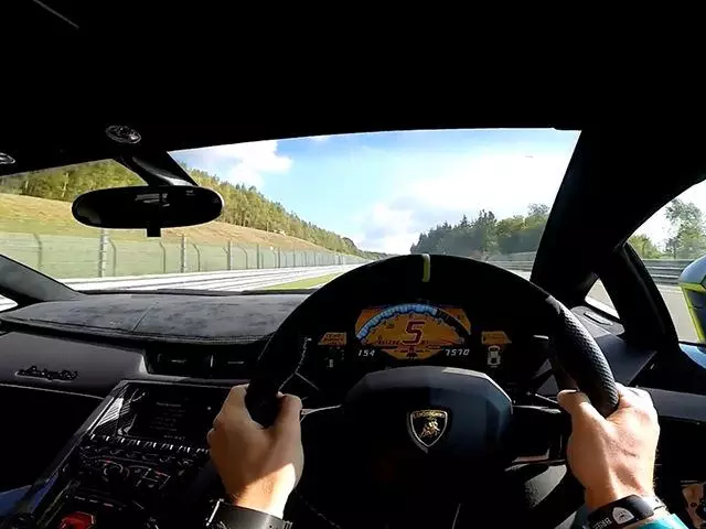A Lap Around Spa in An Aventador SV جيتري چريو آهي جيترو اهو آواز آهي 42635_1