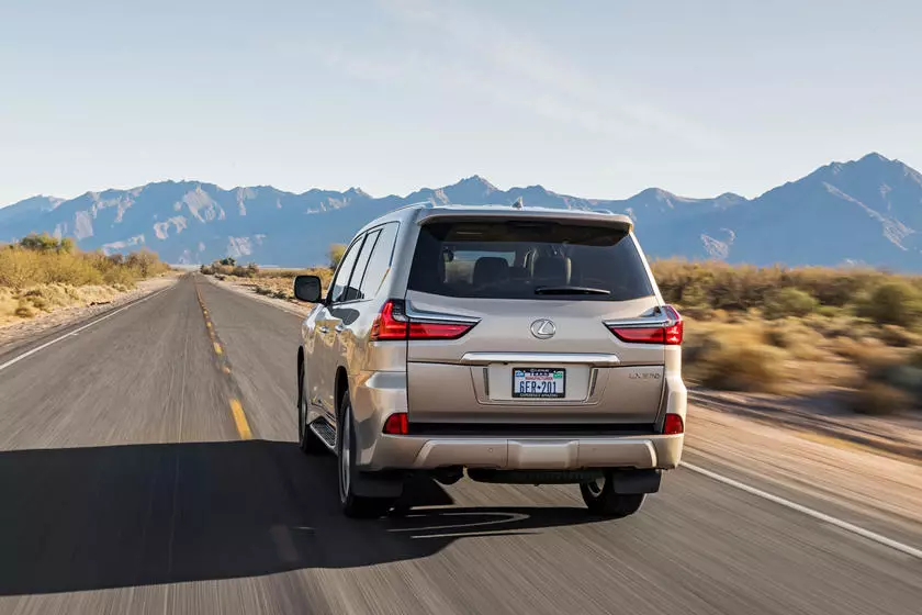 2016-2020 Lexus LX Achteraanzicht Rijden