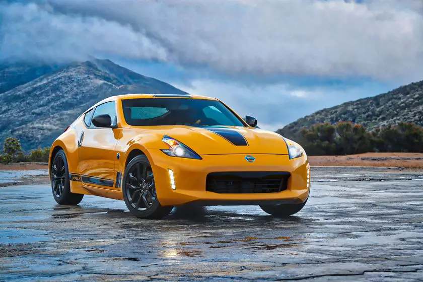 2013-2019 निसान 370Z कूप फ्रंट अँगल व्ह्यू