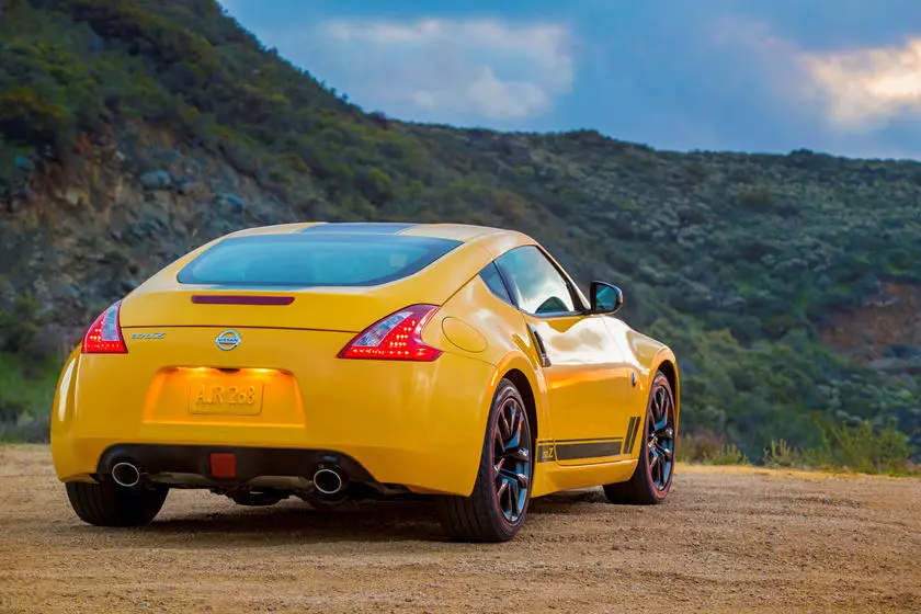 2013–2019 m. „Nissan 370Z Coupe“ vaizdas iš galinio kampo