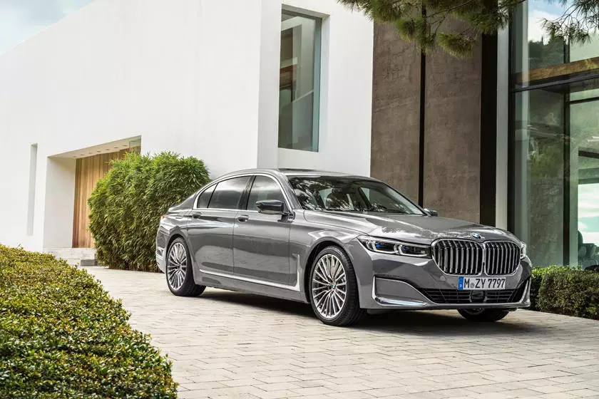 2020-2021 BMW 7 Series Front Angle View