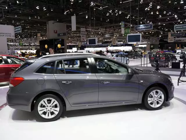 Chevrolet Cruze Station Wagon Ṣi i ni Geneva 42896_2