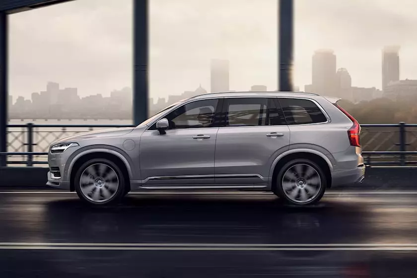 2021-2022 Volvo XC90 Recharge Side View Driving