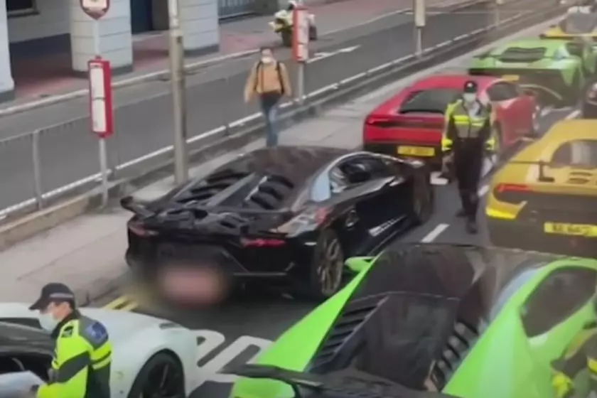 Ara The Hong Kong Cops Jiġbdu 'l fuq minn 45 Supercar 42943_1