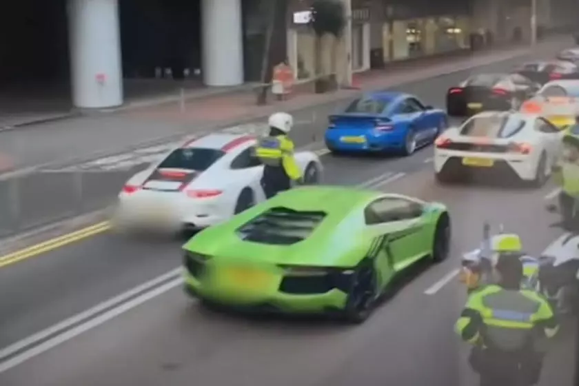 Assista os policiais de Hong Kong puxar mais de 45 supercarros 42943_4