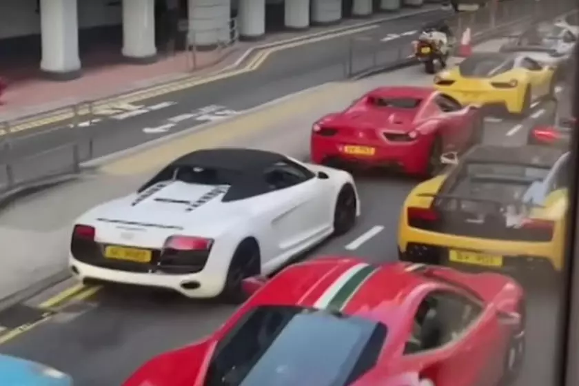 Gwyliwch The Hong Kong Cops yn Tynnu Dros 45 Supercar 42943_6