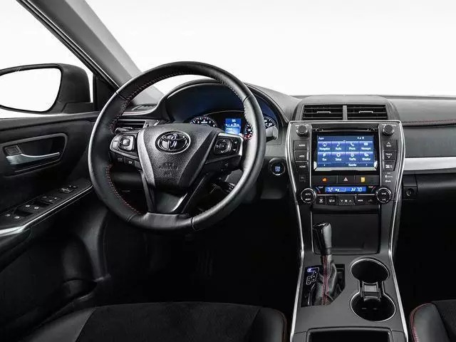 Nissan Altima saab suure näohoolduse, sest Toyota Camry näeb parem välja 43086_2
