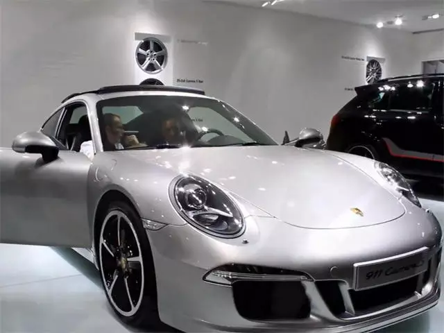 Wideo: Rozejrzyj się po wnętrzu Porsche 911 z 2012 roku 43116_1