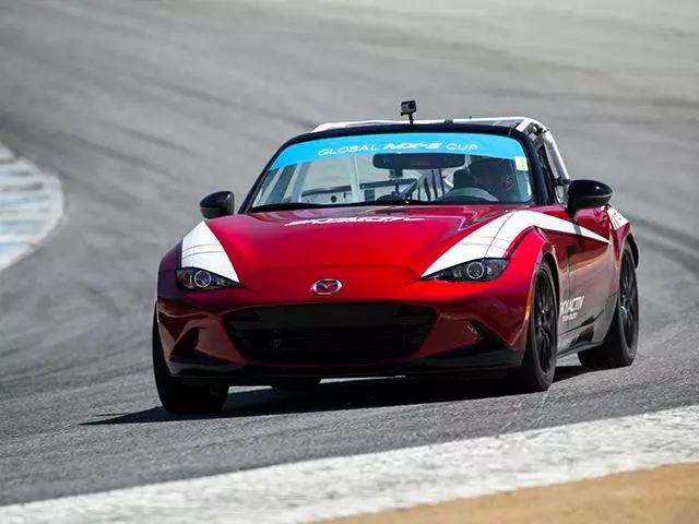 Mazda teki juuri uskomattoman halvan päästä ammattilaiskilpailuun MX-5 Cupilla 43141_1