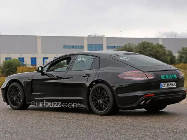 Чаро Porsche ҳама чизро нав мекунад, аммо Panamera барои соли 2016? 43199_1