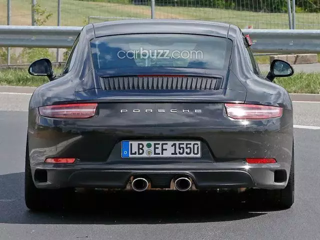 Чаро Porsche ҳама чизро нав мекунад, аммо Panamera барои соли 2016? 43199_2